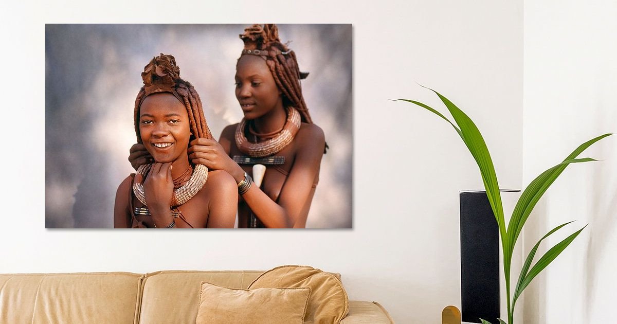 Namibia. Himba-Stamm. Mädchen arrangieren sich gegenseitig die Haare. von Frans Lemmens auf ...